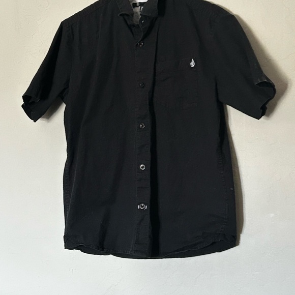 Volcom | Shirts & Tops | Volcom Black Short Sleeve Button Down Shirt ...